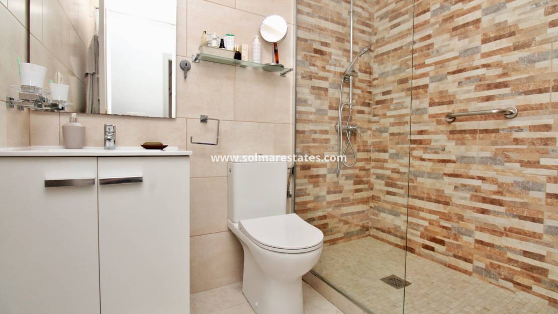 Appartement met 2 slaapkamers op de begane grond met tu